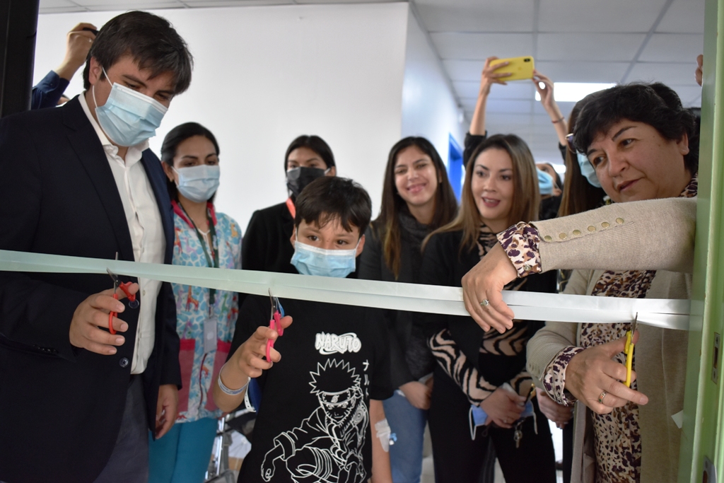 Corte de la cinta de inauguración del aula hospitalaria